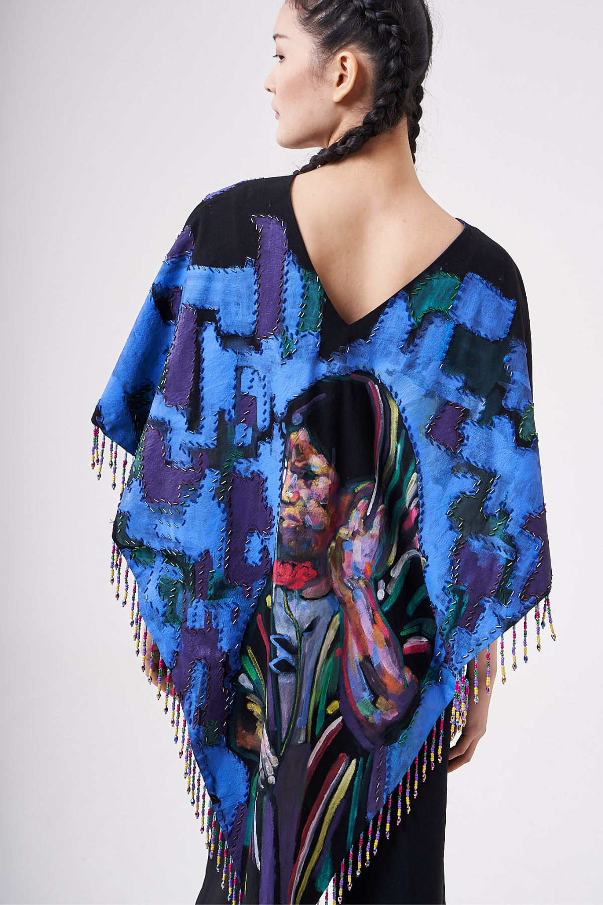 PONCHO CON FRANGE DI PERLINE DIPINTO A MANO - INDIGENAS – Sindashi Italia